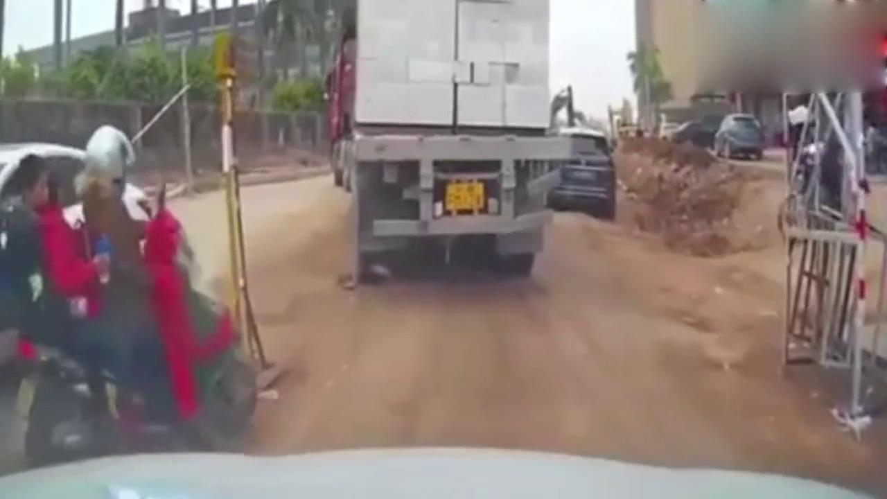 拉建筑材料的卡车侧翻, 多亏摩托车司机看了一眼,不然后果不敢想