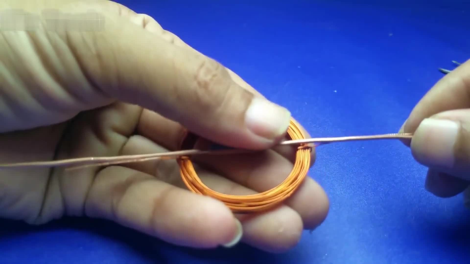 利用电生磁原理制作的小玩意,铜线圈通电后开始不停的旋转