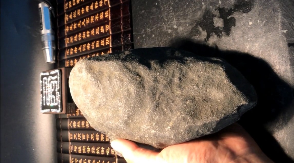 夜市花2000淘的翡翠原石,意外切出了冰种翡翠手镯!大赚啊