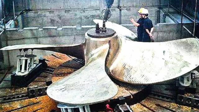 中国建世界上最大螺旋桨,共由4个叶片组成,重达480吨