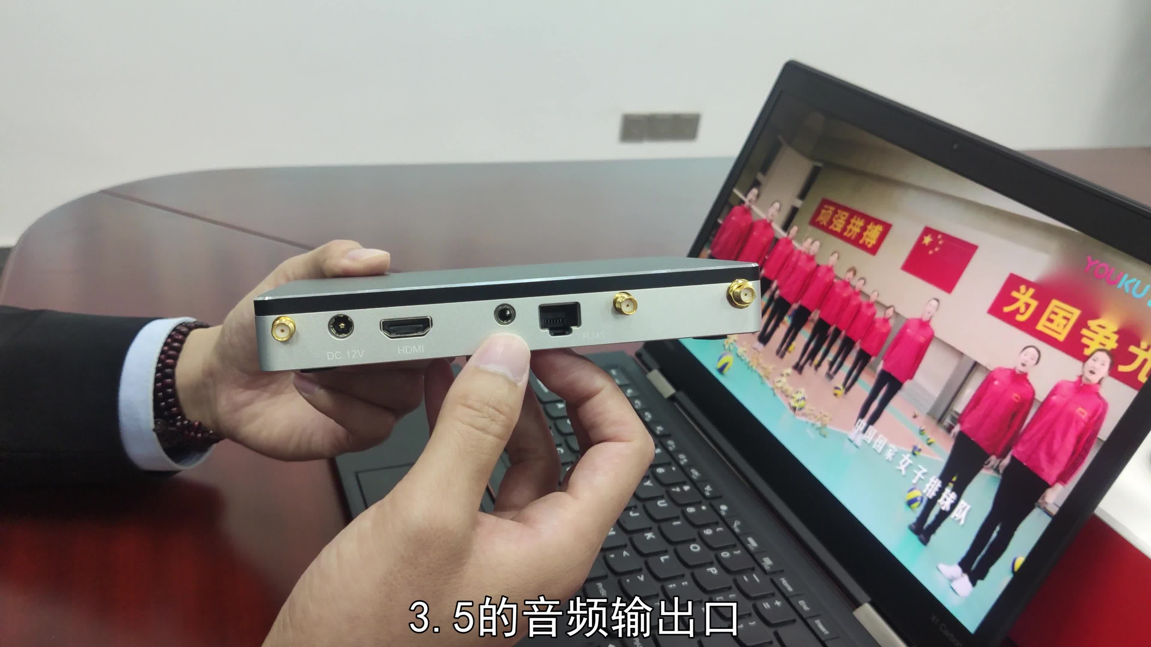 如何快速将笔记本电脑的信号无线投影在投影机上显示,无需联网,只需...