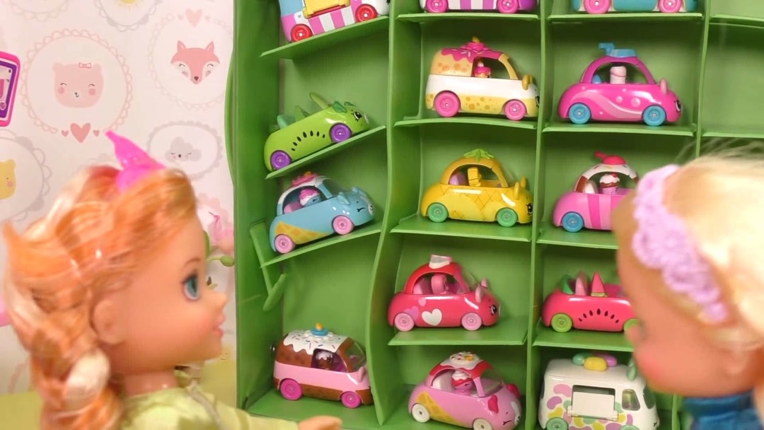 芭比玩具之芭比 公主们玩小汽车