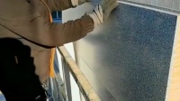 新型外墙一体板,施工起来简单多了,老师傅用的施工工具都是专业的工具