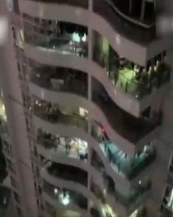 ...市民自发打开手机闪光灯,汇聚起一座城市最耀眼的光芒!医疗队员在...