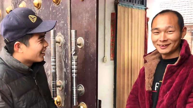 农村下雨天,汽车雨刮器不好使,找好兄弟帮忙,小伙10分钟搞定!