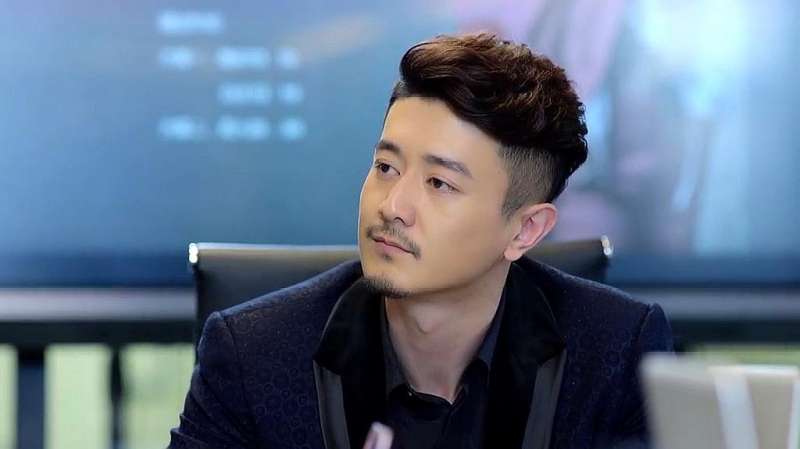 美女正在开会,小伙突然闯进会议室,不料就是找她的!