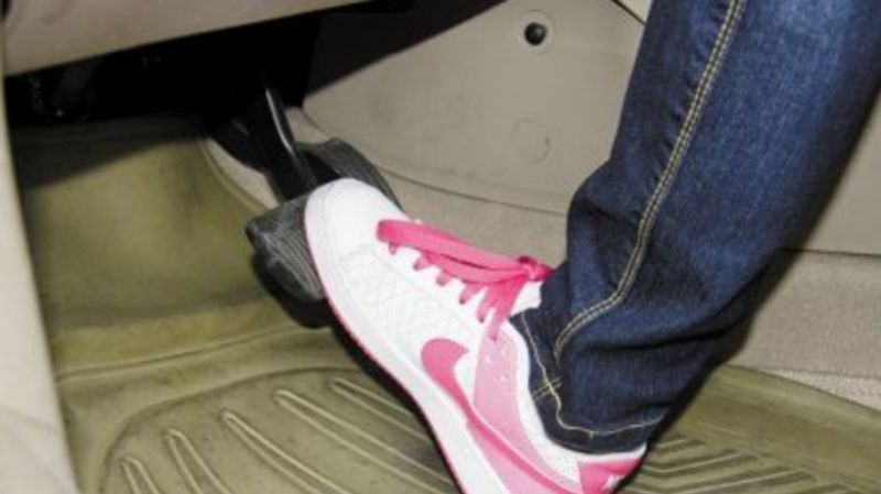 刹车与离合能不能同时踩?听老司机说完,后悔现在才知道