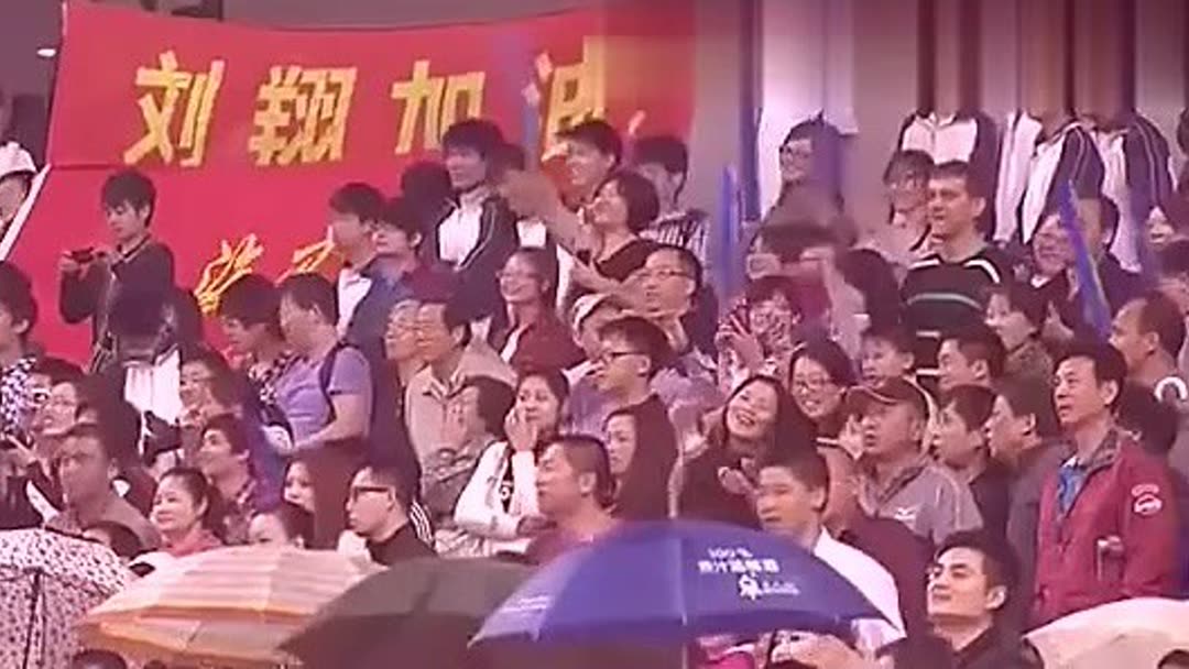 刘翔110米跨栏再次进13秒,我们国家的骄傲,全场齐声为他