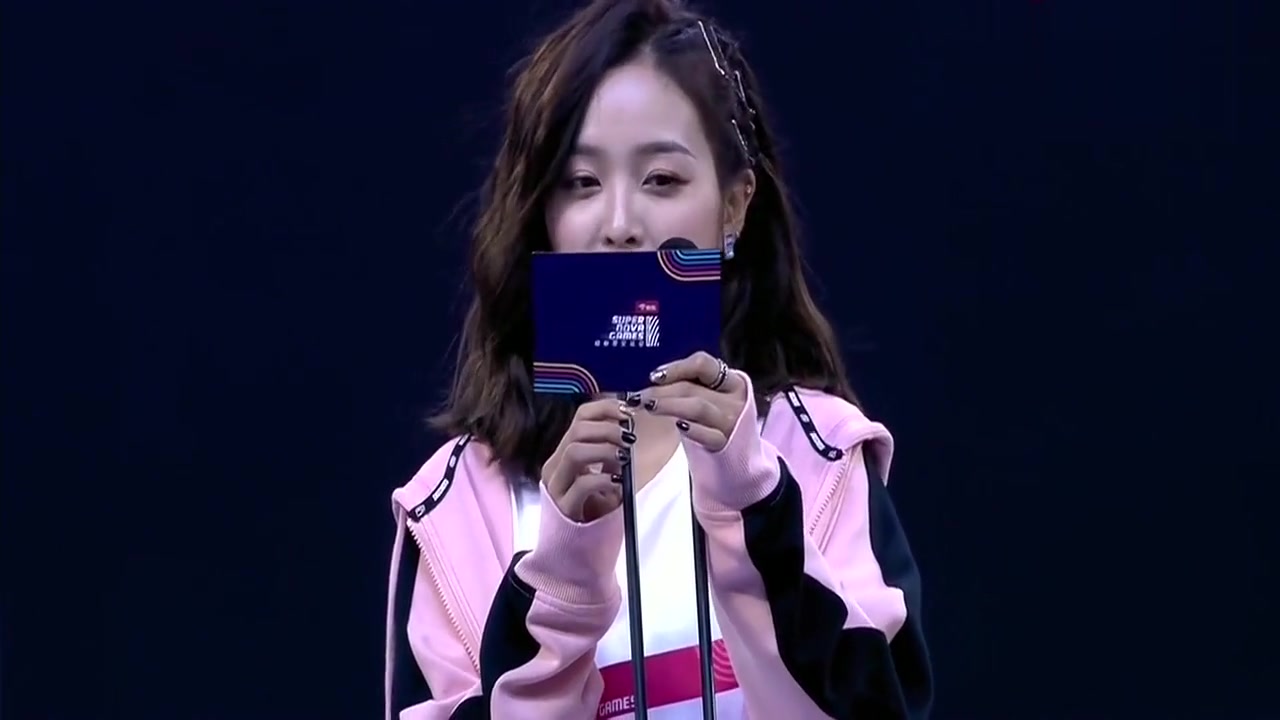 超新星全运会:吴宣仪、何洛洛代表运动员宣誓,超燃!