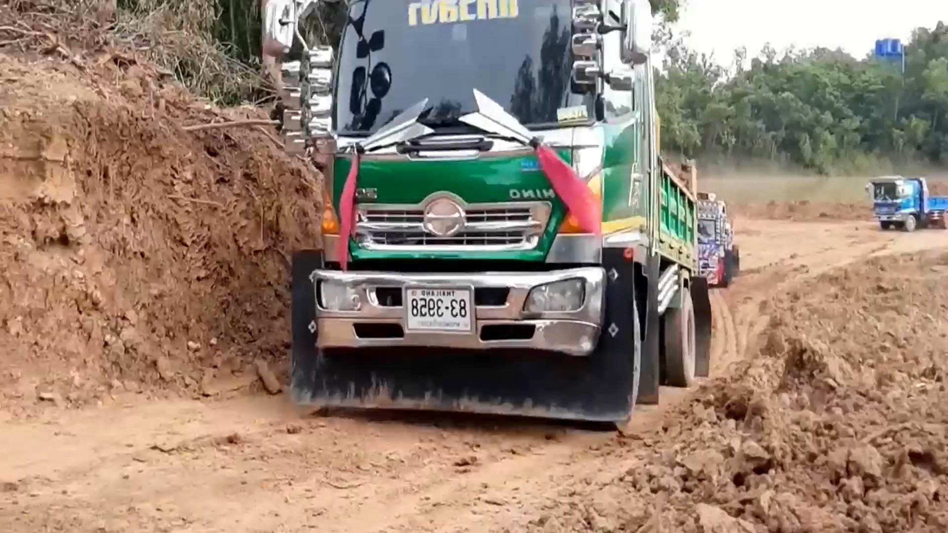 这种小型翻斗车还很给力,满载的货物,爬坡都那么有劲
