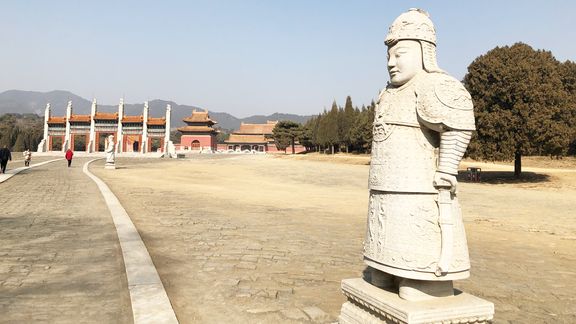 穿过这条神道就到了景陵,康熙大帝的陵墓