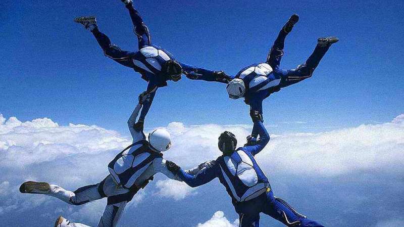 降落伞是空降兵的第二生命,为何中间会有一个洞?答案在这里