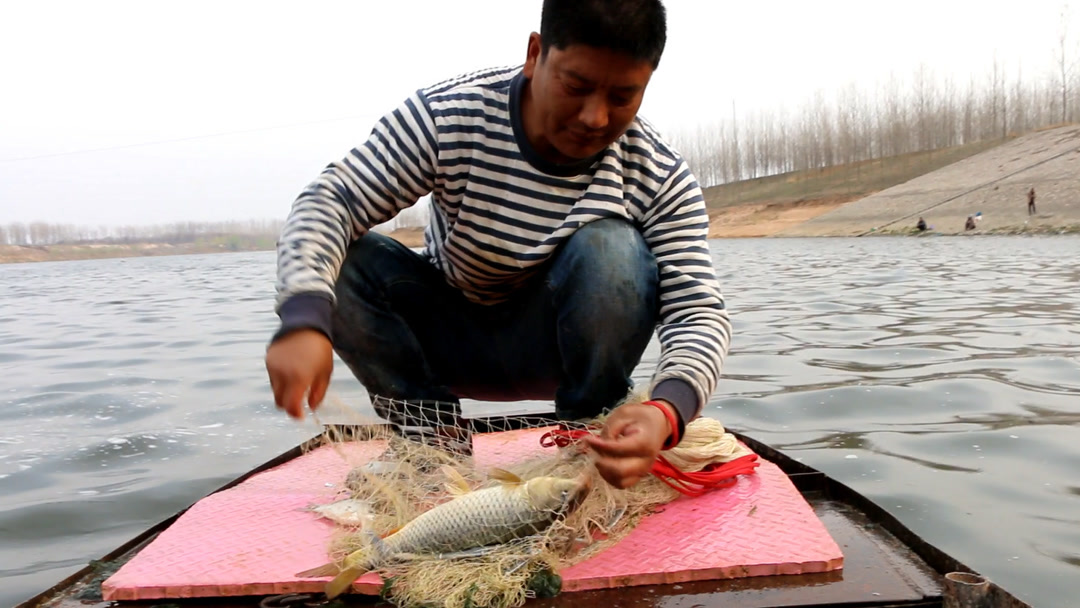 农村野河撒网,老舅新式撒法爆网,小伙撒网真漂亮,捕获红毛大鲤