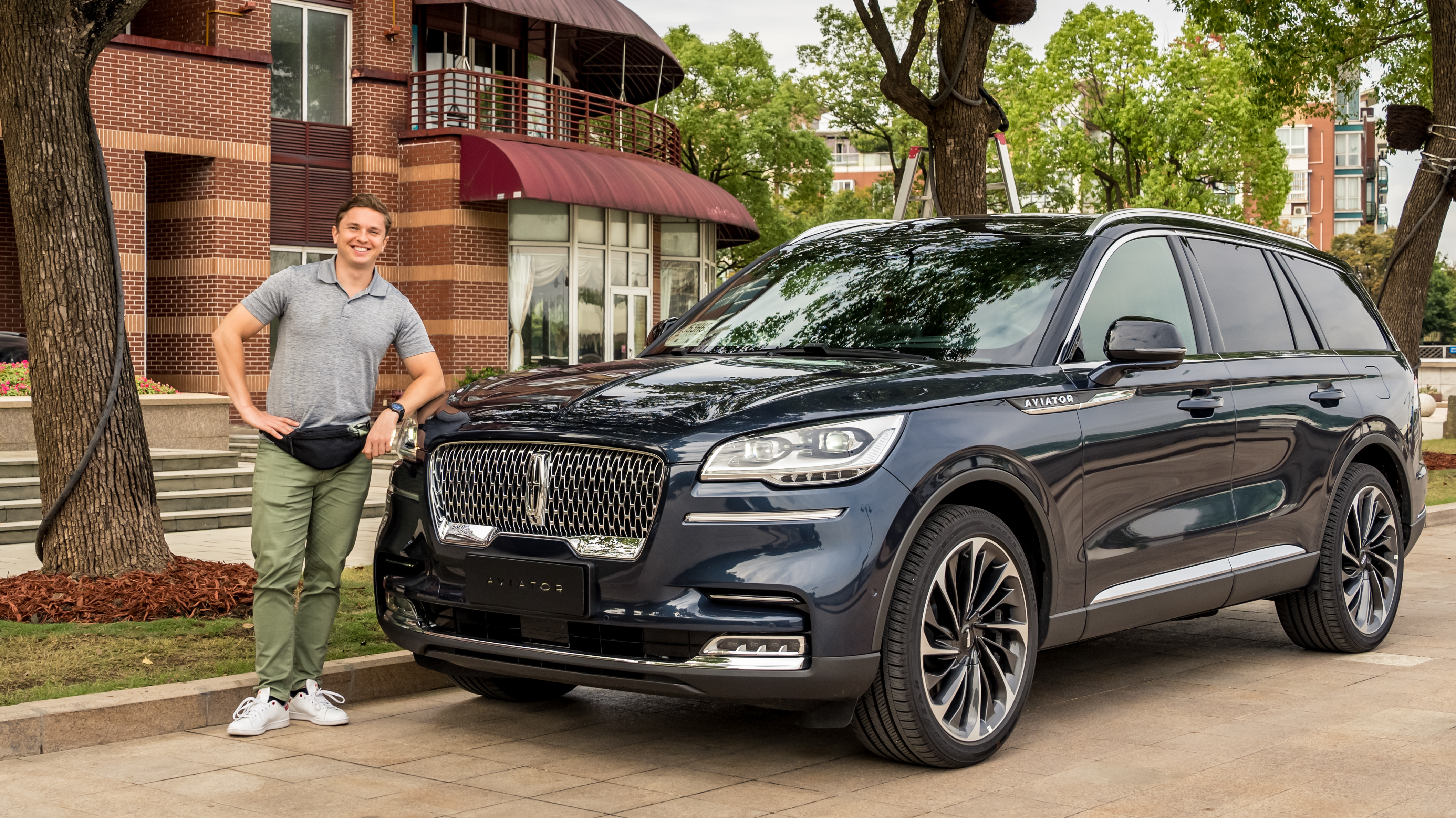 美式豪华"大船"感受如何?美国小哥试驾林肯飞行家