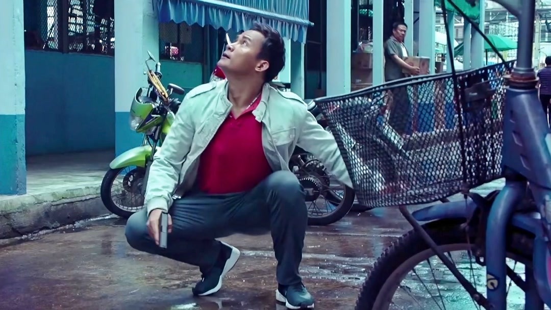 警察跟歹徒激烈打斗,招招干净利落,真是精彩