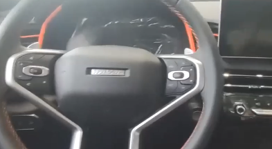 哈弗赤兔内饰很讲究,换挡拨片,镂空设计的挡把,战斗气息十足