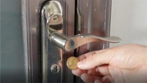 门被反锁打不开?别着急请开锁匠,用硬币一秒就打开,学会省百元