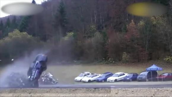 车时速200撞车有多惨?老外测试,45度下坡直冲水泥桩