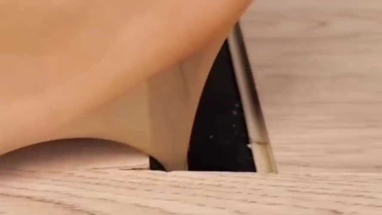 雨伞坏了,一根笔芯轻松解决。