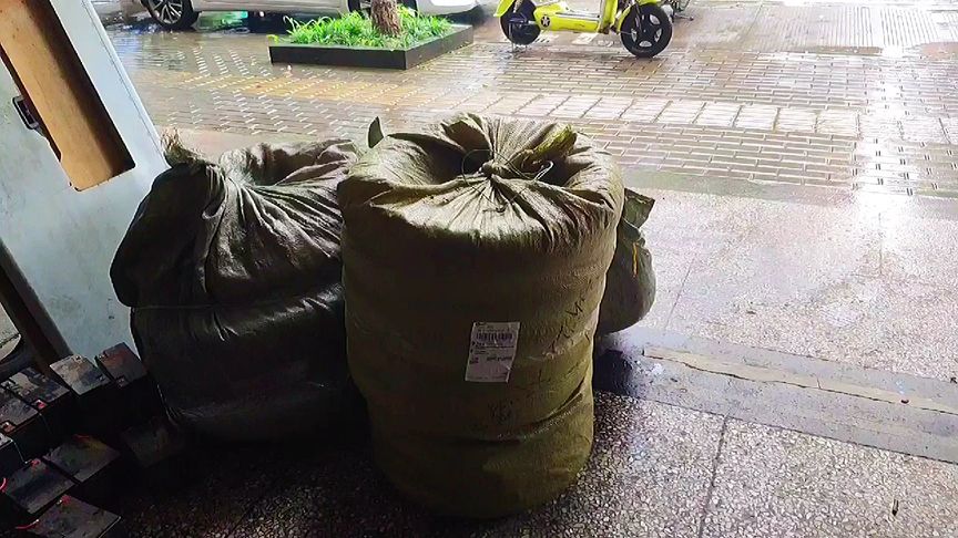 到了一堆轮胎,我们看看什么型号