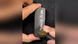 男子石板上用刻刀这样快速刻字,真是刻的稳准,看着好减压