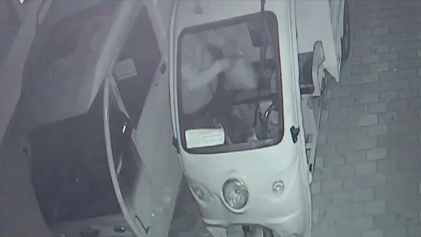 山东德州一男子连撬3辆快递车专偷口罩被抓 称:口罩肯定是最贵的