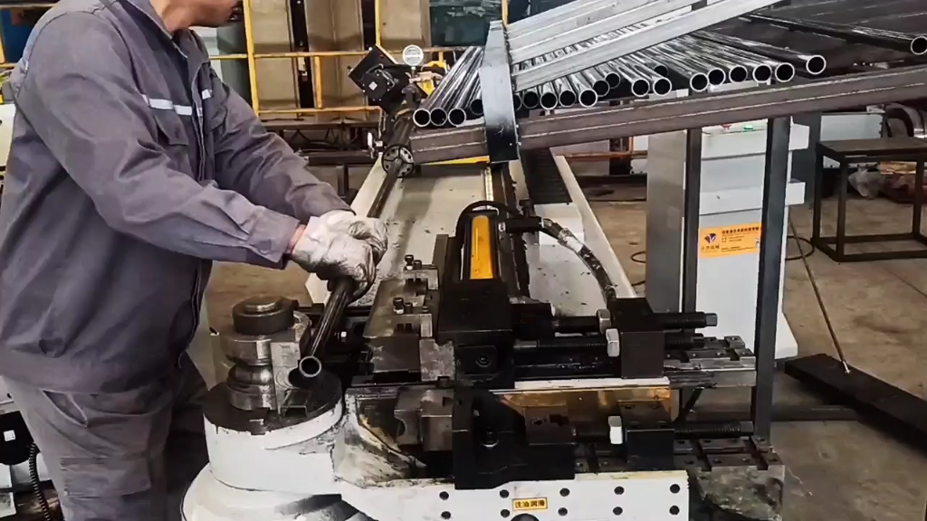 汽车配件全自动弯管机,小圆管无芯棒弯管。