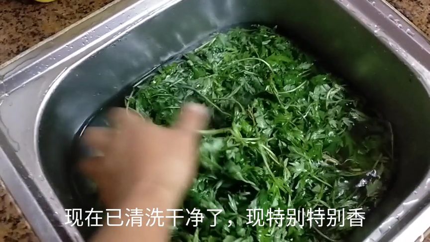 农村小伙用艾草泡脚,想不到艾草有这么多的功效,利害了