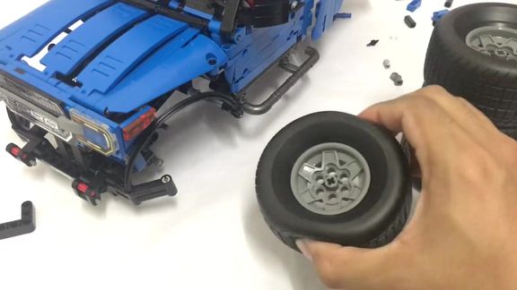 乐高积木,2000片,照着图纸拼成福特皮卡车,车身机械结构很棒!