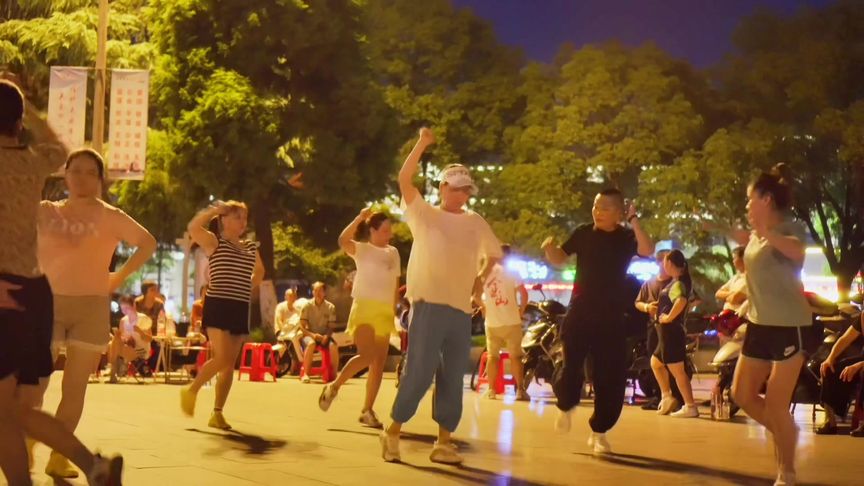 让我们荡起双桨来跳舞~!#广场舞 #每一帧都是热爱 #街头