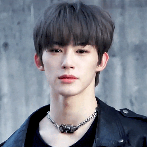 忙着给小豹子喂奶 