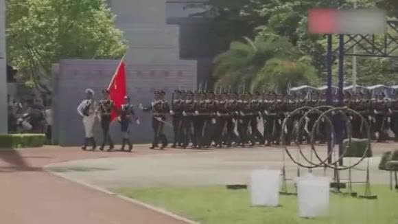 解放军驻港部队升旗仪式全过程,附带三军仪仗队正步劈枪镜头!