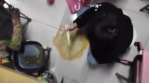 代大学生真会过日子,方便面掉地下舍不得扔掉