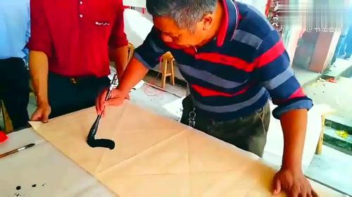 著名书家即兴现场泼墨,行笔干劲有力,雅俗共赏