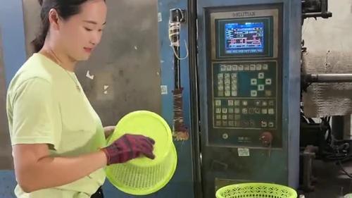 车间工人制作垃圾桶,机器挤压成型很简单,真是让人大开眼界!