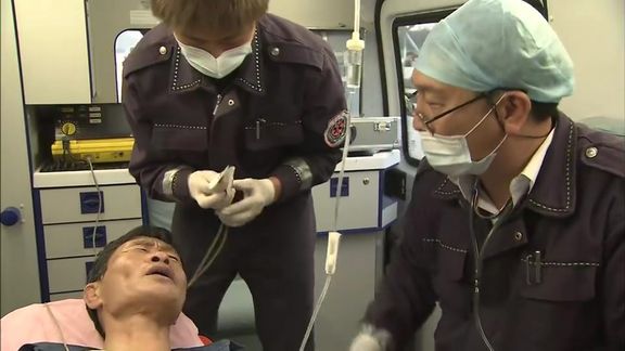 医生接病人去医院,病人躺在救护车里,竟主动提出为医生看面相