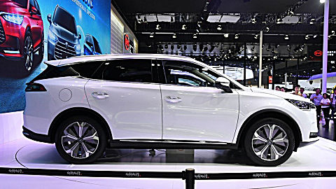 比亚迪这款SUV真该火!1.5T动力,4.9秒可破百,综合油耗才1.4升