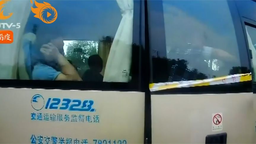 客车车门损坏,司机竟用”胶带“封门继续在高速路上疾驰!