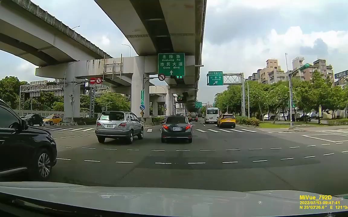 【車禍影片】 爭什麼 摻在一起做瀨尿牛丸啊(2022.07.13 台灣台北市...