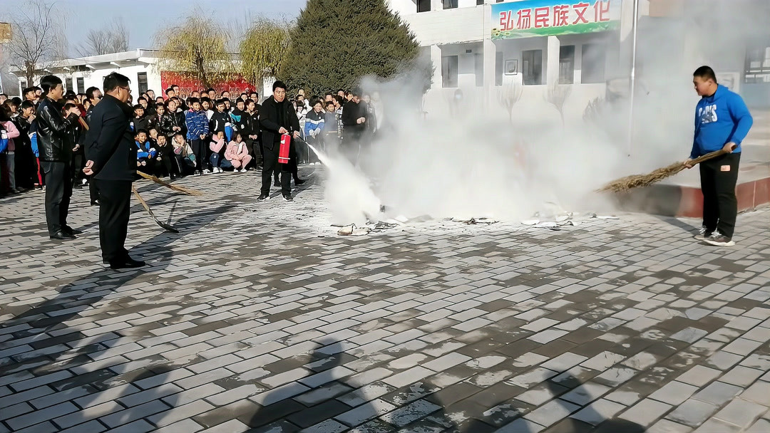 校长教学生们这样灭火,学校消防安全演练