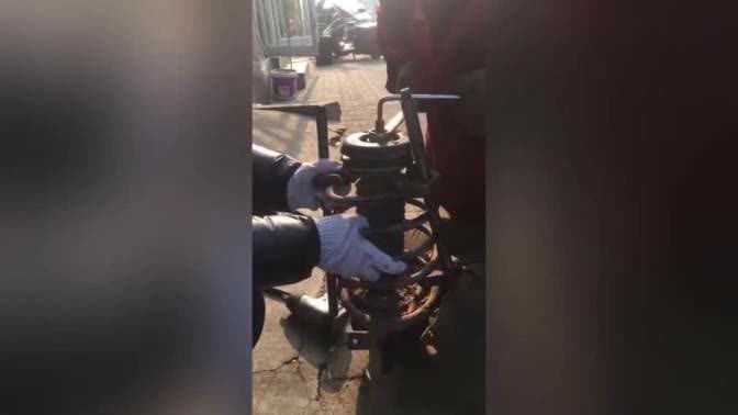 标致307手动挡更换减震器上顶胶作业