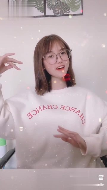 有位姑娘,映入眼眶,娇小玲珑的模样手势舞