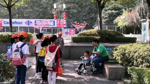 国庆节小朋友社会实践。