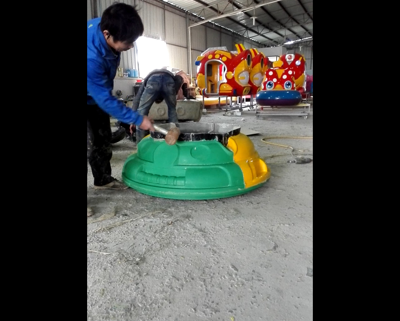 游乐设备的漂亮颜色和外形都是玻璃钢做的