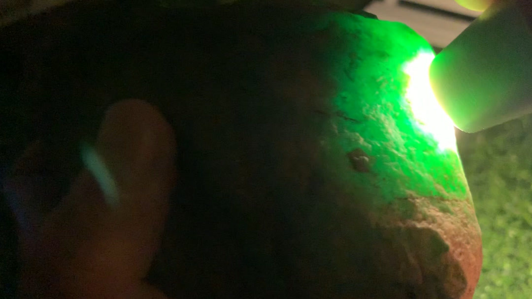 杨梅皮木那翡翠原石,蟒下寻绿,能否爆色