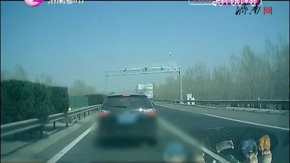 未保持安全车距,高速公路发生五车追尾
