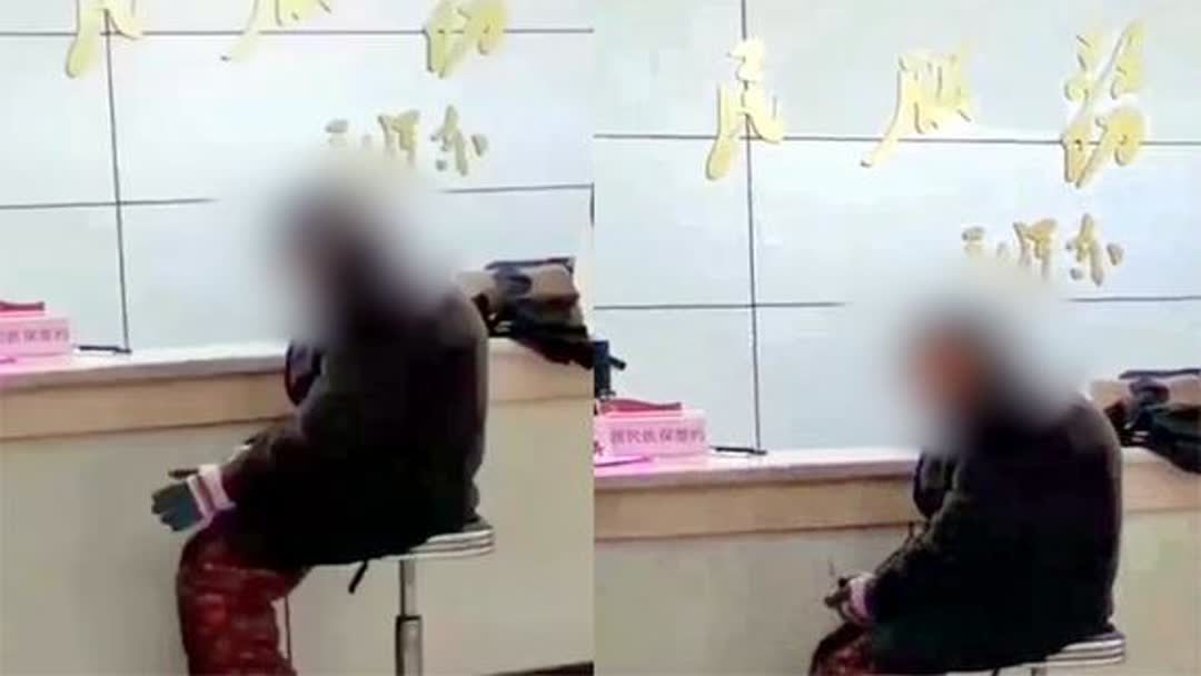 老奶奶独自冒雨用现金交医保被拒,柜台前一脸无助不知所措