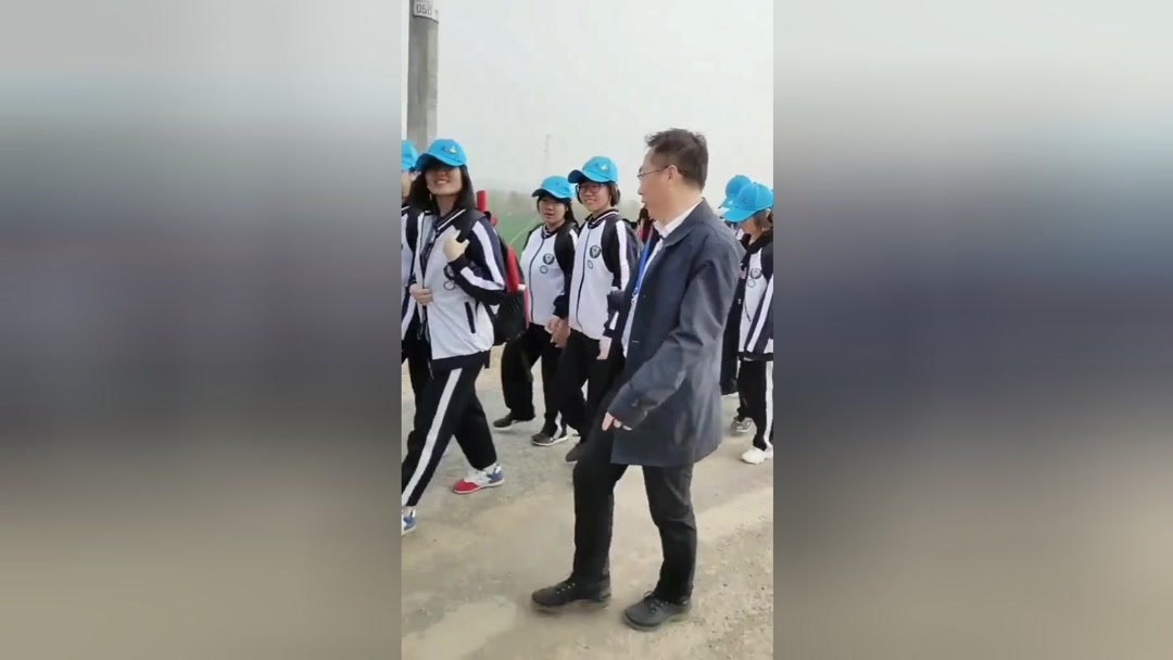 衡水中学高一80华里远足。硬核郗会锁校长拒绝上车,和学生们同步,...