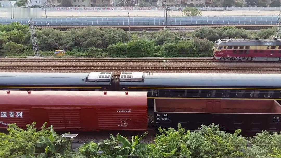 SS9G型电力机车牵引Z201次列车