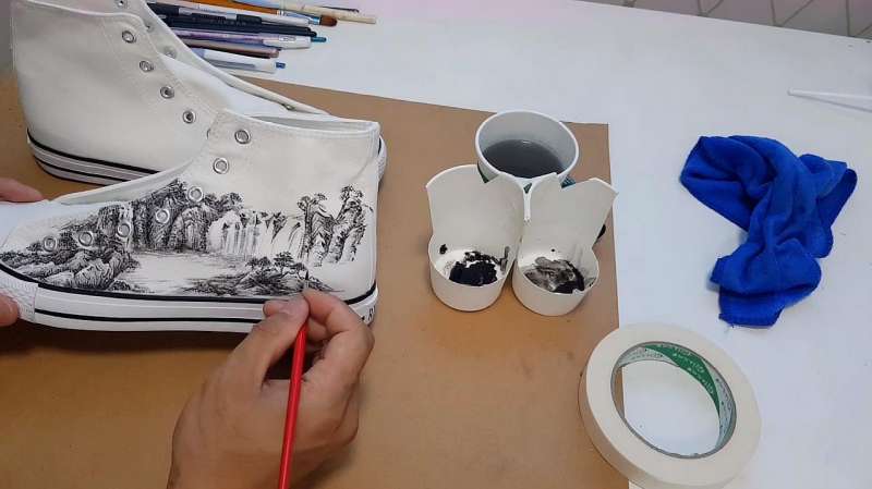 「手绘鞋」画一双这样的鞋子谁敢穿?
